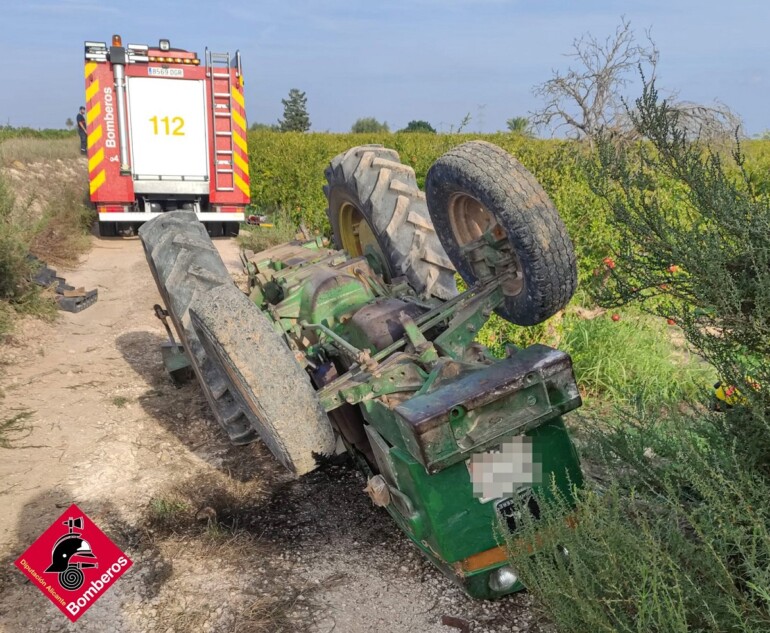 Un hombre muere al volcar con su tractor en una zona rural de Albatera
