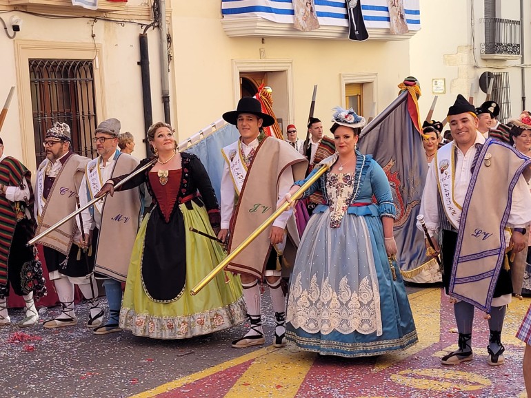 La Entrada de Moros y Cristianos llena Biar de tradición y espectáculo