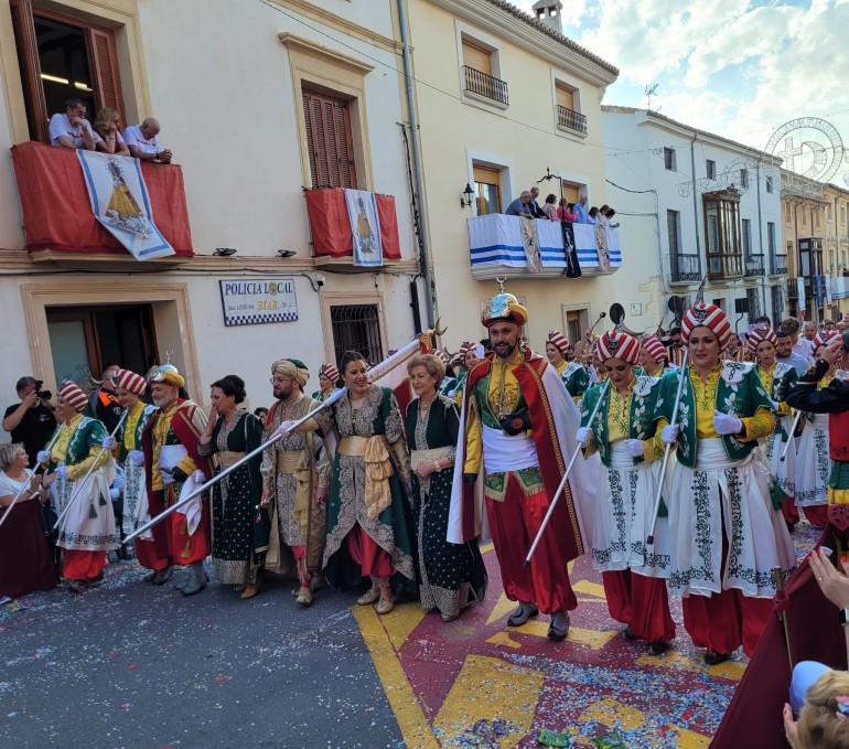 La Entrada de Moros y Cristianos llena Biar de tradición y espectáculo