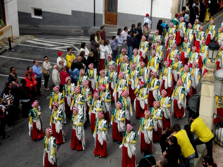 Cerca del 80% de la población de Biar participará en la Entrada de ...