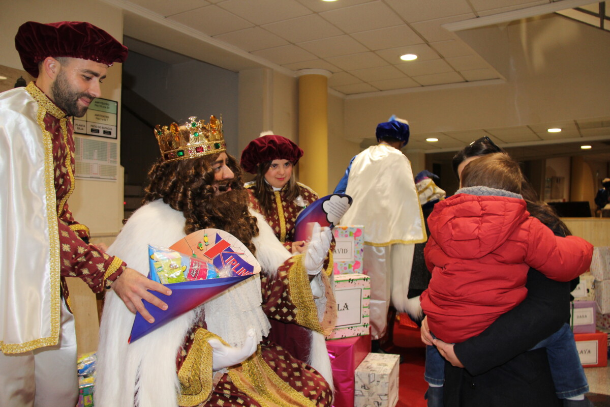 Cientos de niños entregan su carta a los Reyes Magos en el Teatro ...